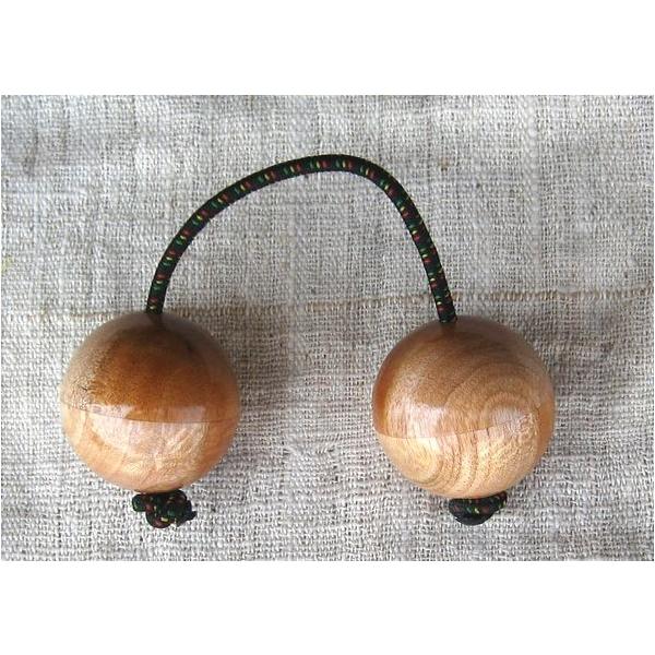 指と指の間にはさむように持ってクルクル回しながら「シャーッ、カチッ!シャーッ、カチッ!」と演奏する楽器です。玉と玉がぶつかり合う音と、中のビーズがシャカシャカ鳴る音で軽快なリズムを奏でられます。踊りながら演奏すると楽しいですよ。なお、ロープ...