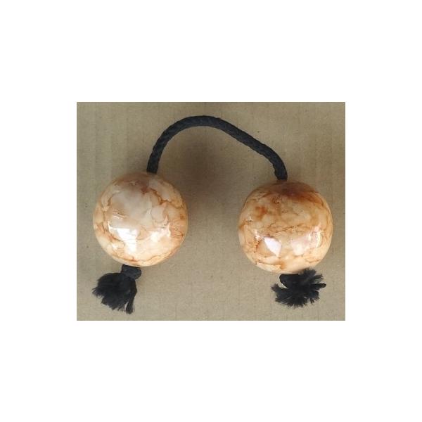 指と指の間にはさむように持ってクルクル回しながら「シャーッ、カチッ!シャーッ、カチッ!」と演奏する楽器です。木製の玉にマーブルカラーのグラスファイバーがコーティングしてあります玉と玉がぶつかり合う音と、中のビーズがシャカシャカ鳴る音で軽快な...