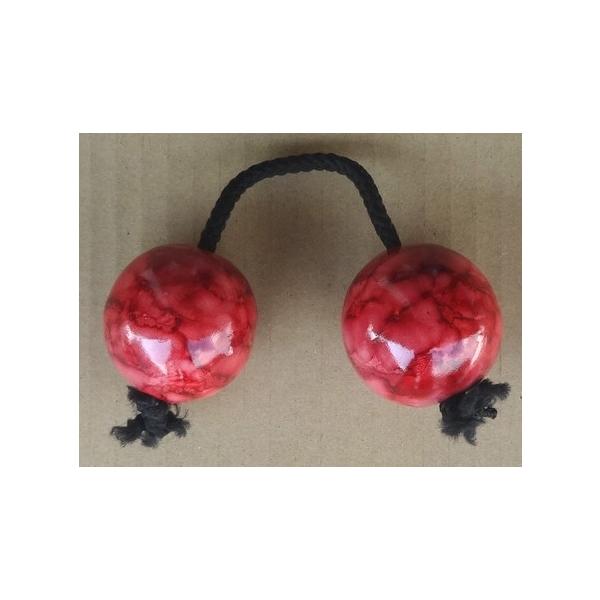 指と指の間にはさむように持ってクルクル回しながら「シャーッ、カチッ!シャーッ、カチッ!」と演奏する楽器です。木製の玉にマーブルカラーのグラスファイバーがコーティングしてあります玉と玉がぶつかり合う音と、中のビーズがシャカシャカ鳴る音で軽快な...