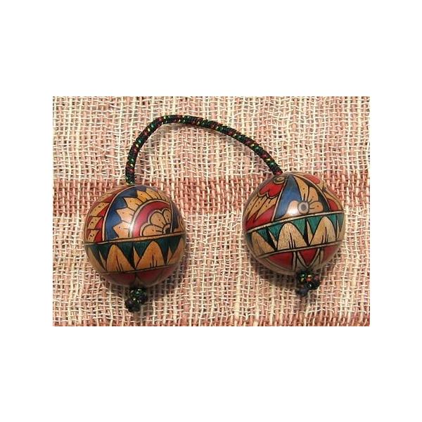 指と指の間にはさむように持ってクルクル回しながら「シャーッ、カチッ!シャーッ、カチッ!」と演奏する楽器です。木製の玉にエスニックな絵柄が施してあります。玉と玉がぶつかり合う音と、中のビーズがシャカシャカ鳴る音で軽快なリズムを奏でられます。踊...