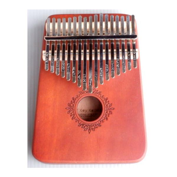 カリンバは親指ピアノとも呼ばれる東アフリカ生まれの素朴な楽器。両手で挟むように持って、親指で弦を弾くだけで初心者でも簡単に演奏できます。馴染みのあるドレミ…音階の17弦で２オクターブ以上の音域がありますので、様々な楽曲演奏が可能です。付属品...