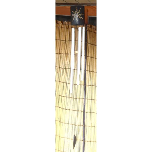 太陽のデザインが描かれた竹筒に５本の太い中空アルミ棒がぶら下がっているウィンドチャイム(風鈴)です。アルミ棒は協和する音階になっていて、カラ〜ンコロ〜ンと心地よい音が鳴り渡ります。ナチュラルな風合いで、インテリアとしても存在感があります。《...