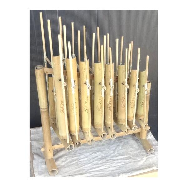 インドネシアの伝統的な竹楽器「アンクルン」です。両手を使い、８本の鍵盤を揺らすように鳴らすと、素朴でやわらかい竹の音が鳴り渡ります。自然素材のため、音階は完璧とはいえませんが、ドレミファソラシドの音階になっています。なお、発送は、パーツごと...