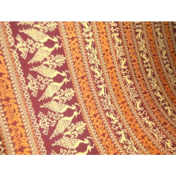 インドネシアの島々にはそれぞれ独特の文様(モチーフ)で織られた伝統的な絣折(イカット)が伝わります。その数あるインドネシアイカットの中でもスンバ島で織られるイカットは、伝統的な祖先信仰/アニミズムに根差した独自の文様が鮮やかに描かれ、世界的...