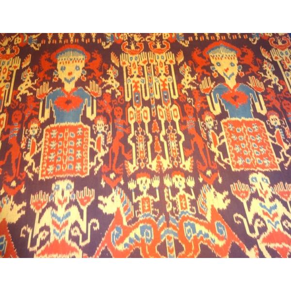 インドネシアの島々にはそれぞれ独特の文様(モチーフ)で織られた伝統的な絣折(イカット)が伝わります。その数あるインドネシアイカットの中でもスンバ島で織られるイカットは、伝統的な祖先信仰/アニミズムに根差した独自の文様が鮮やかに描かれ、世界的...