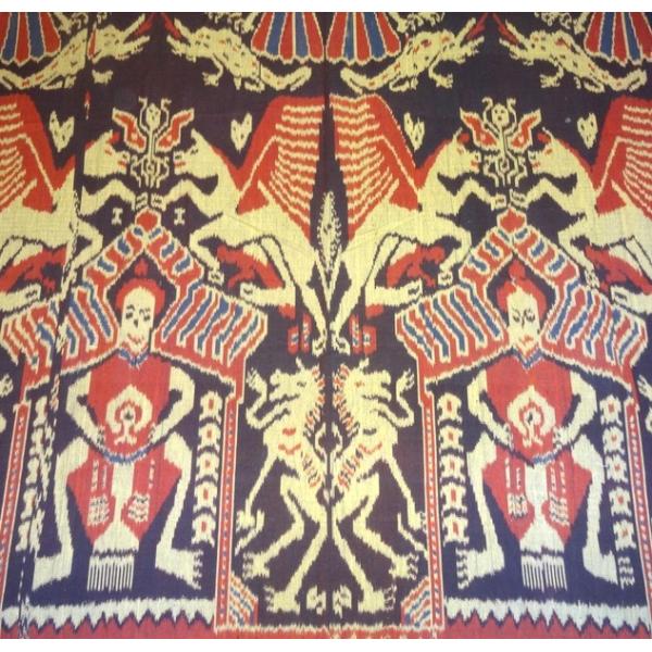 インドネシアの島々にはそれぞれ独特の文様(モチーフ)で織られた伝統的な絣折(イカット)が伝わります。その数あるインドネシアイカットの中でもスンバ島で織られるイカットは、伝統的な祖先信仰/アニミズムに根差した独自の文様が鮮やかに描かれ、世界的...