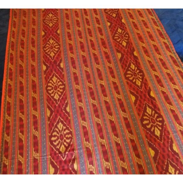 インドネシアの島々にはそれぞれ独特の文様(モチーフ)で織られた伝統的な絣折(イカット)が伝わります。その数あるインドネシアイカットの中でもスンダ島で織られるイカットは、伝統的な祖先信仰/アニミズムに根差した独自の文様が鮮やかに描かれ、世界的...