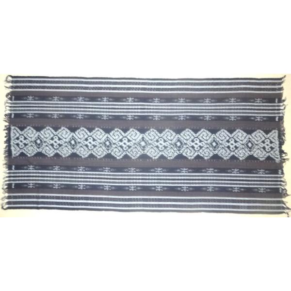 インドネシアの島々にはそれぞれ独特の文様(モチーフ)で織られた伝統的な絣折(イカット)が伝わります。その数あるインドネシアイカットの中でもスンダ島で織られるイカットは、伝統的な祖先信仰/アニミズムに根差した独自の文様が鮮やかに描かれ、世界的...