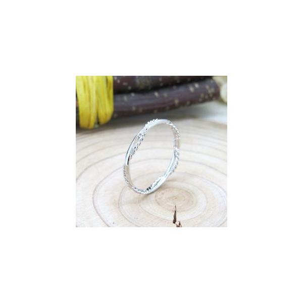SILVER925 ねじれワイヤーツイストリングこのSILVER925製のねじれワイヤーツイストリングは、どんなスタイルにもマッチする洗練されたデザインです。細身ながらも、その繊細なツイストが指元に上品なアクセントを加え、さりげない存在感を...