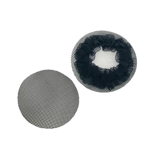 フリル付きの、おしゃれなヘアネットが登場！伸縮性があり、網目が細かいので、短い毛もしっかりキャッチしてまとまります。キッズサイズのネットだと、小さく感じられるお子様から、ご使用いただけます。商品情報商品名：ヘアネット (中) フリル付き /...