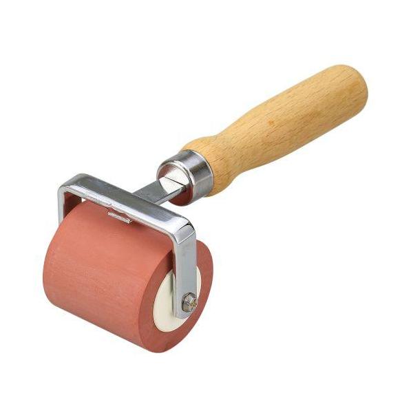 ■インクを塗るのに適した硬度の版画ローラーです。ひっくり返すとローラーが浮いた状態になるので、インク練り板以外の場所に置くことができ、版画ローラー専用の保管用品を用意しなくても大丈夫です。手作業での製造となるため、直径・長さともに±2mmほ...