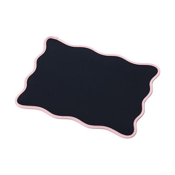 【発売日：2025年03月15日】■波のようなウェーブラインが個性的なマウスパッドです。■2色のコントラストが美しいバイカラーデザインで、デスクを華やかに彩ります。■デスクのレイアウトに合わせて縦横どちらでも自由に配置可能。作業スペースを効...