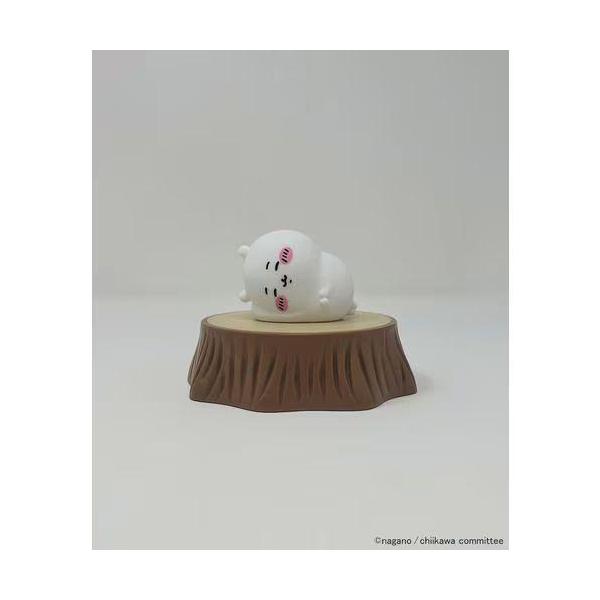 【発売日：2024年07月01日】■ふわっとした優しい光りが癒されるデスクトップライト■シリコン製のミニマスコットは切り株の上に置くだけで光り、Qi規格に対応したスマートフォンを置くとワイヤレス充電も出来ます