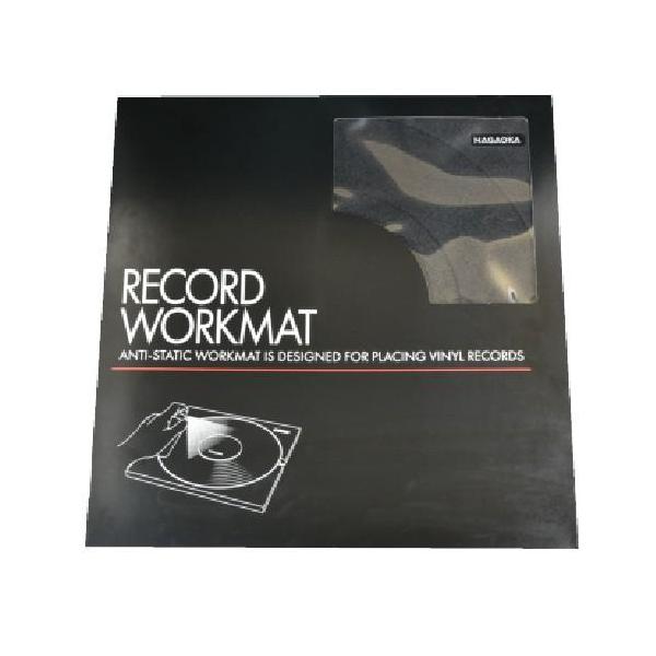 【発売日：2024年12月10日】■LP/EPレコードを置いて、クリーニングをする際に使用する帯電防止仕様のレコードワークマットです。■クッション性があるマットのため、クリーニング時にレコードの盤面を強めに拭いてもレコードを痛めることがあり...