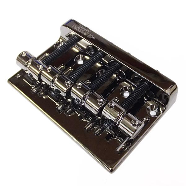 信頼のゴトーパーツ！PB・JBタイプなどのビンテージスタイルと互換性のあるタイプで、後方の5本の止めの構造です。サドルピッチ19mm（サイズ画像をご確認下さい）※止めネジ・サドル調整六角レンチ付属【ご注意】お取付けのギターメーカーや機種によ...