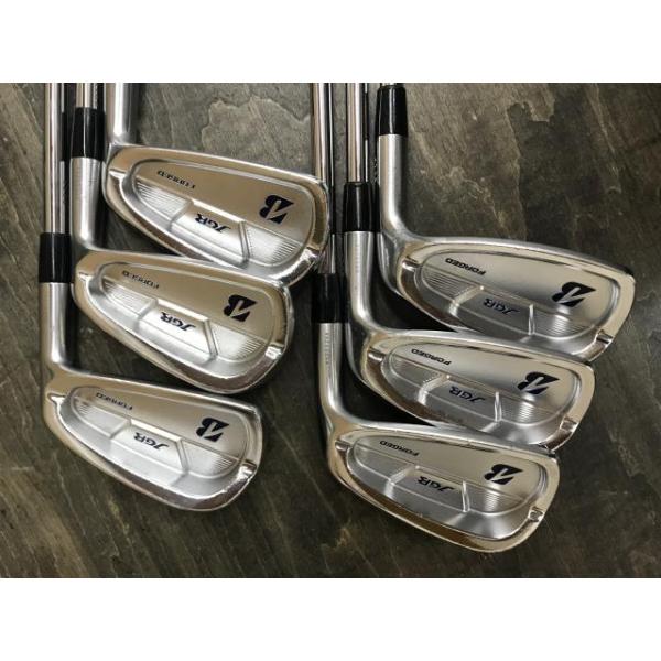 ■種別：アイアンセット　■メーカー：ブリヂストン■モデル：JGR FORGED　■シャフト：XP95■フレックス：S200　■ロフト：24■本数：6　■番手：5-9 P■長さ：38　■クラブ重量：400■ライ角：61　■バランス：D1■キッ...
