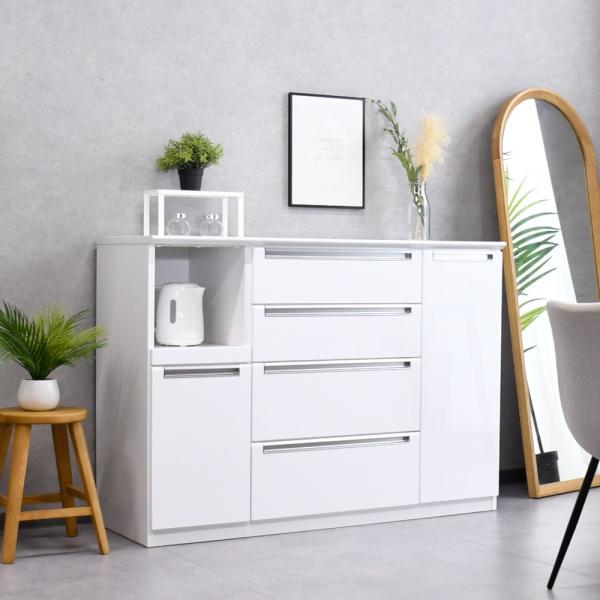 国産・完成品の135cm幅キッチンカウンターになります。シンプルデザイン・鏡面仕様で高級感のある仕上がりとなっております。引き出し収納は、フルオープンレールとなっております。キッチンカウンター 135cm幅 完成品 キッチンボード レンジボ...