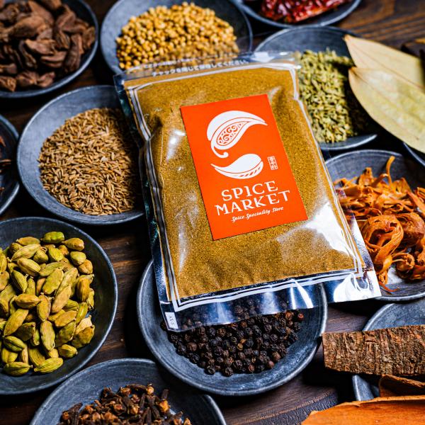 内容量：250g原材料：コリアンダー、クミン、ブラウンカルダモン、ブラックペッパー、シナモン、クローブ、その他香辛料リ原産国：インド賞味期限：730日保存方法：高温多湿、直射日光を避け、常温で保存してください。