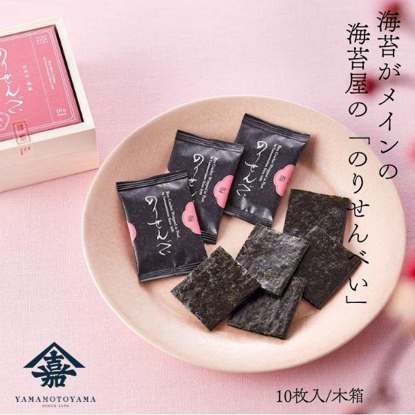 ■ 海苔の香りと梅の清涼感風味がアップして新登場。1690年創業の山本山が有明海産の海苔にとことん向き合った「のりせんべい梅風味」は、海苔を存分に楽しんでいただくことを大切にした一品です。極限まで薄く焼き上げたおせんべいに、１枚１枚職人の手...