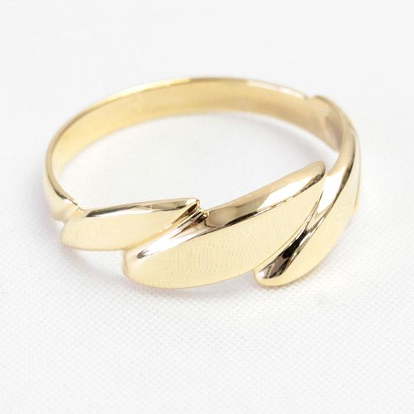 女性らしい曲線美が美しい地金リングです。石の入らない地金のみのリングで扱いやすく、普段使いにもぴったり。洗練されたデザインで大人のお洒落を演出してくれます。■[最大幅]約6.5mm■[最小幅]約2.3mm■[厚み]上部：約1.5mm下部：約...
