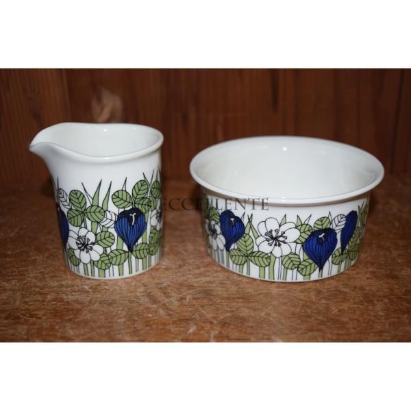 エステリ・トムラ（Esteri Tomula）によるクロッカス（Krokus）のクリーマーとシュガーボウルのセットです。製造期間がわずか2年間と本国でも手に入りにくいシリーズとなっており、同じくエステリ・トムラによってデザインされたフローラ...