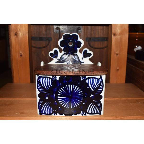 アラビア（ARABIA）のアトリエ部門で制作されたグンヴァル・オリン・グロンクヴィスト（Gunvor Olin-Gronqvist）によるクーッキ（Kookki）シリーズのソルトボックスです。大胆に描かれた北欧らしいタッチの花柄が目を惹く愛...