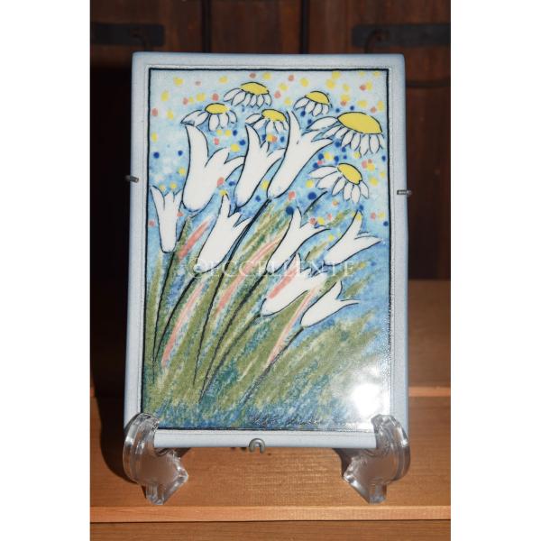 ヘルヤ・リウッコ・スンドストロム（Helja Liukko-Sundstrom）によりデザインされたアラビア（ARABIA）のアトリエ部門にて製作された陶板です。こちらは「心の奥深く（Deep in the heart）」というタイトルの付...