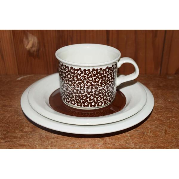 インケリ・セッパラ（Inkeri Seppala）によるファエンツァ（Faenza）シリーズのコーヒーカップトリオです。アイテムを埋め尽くすようにプリントされた小花柄が人気のシリーズで、ブルーとブラウンの2種類のカラーが存在します。なお、画...