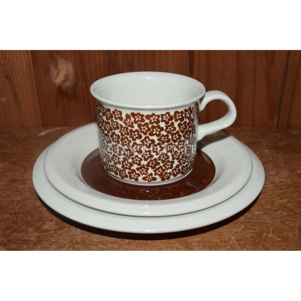 インケリ・セッパラ（Inkeri Seppala）によるファエンツァ（Faenza）シリーズのコーヒーカップトリオです。アイテムを埋め尽くすようにプリントされた小花柄が人気のシリーズで、ブルーとブラウンの2種類のカラーが存在します。なお、画...