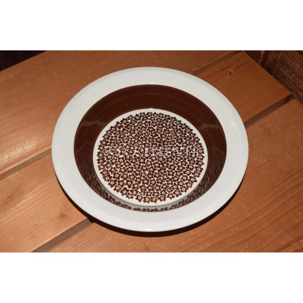 インケリ・セッパラ（Inkeri Seppala）によるファエンツァ（Faenza）シリーズのティーカップトリオです。アイテムを埋め尽くすようにプリントされた小花柄が人気のシリーズで、ブルーとブラウンの2種類のカラーが存在します。