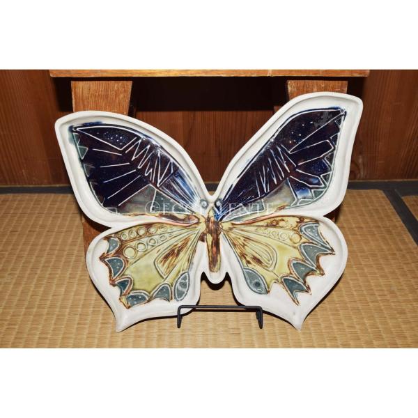 アラビア（ARABIA）で活躍したマイ・ブリット・ヘイリモ（Maj-Britt Heilimo）によるデザインの蝶の陶板です。アラビアでの在籍期間が1952-1959年と短いことで知られ、その作品は非常に希少性の高いものばかりです。蝶を彼女...