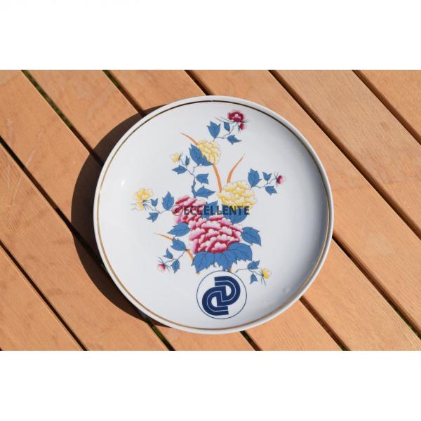 ホロハーザ社（Hollohaza）によるオリエンタルな花柄がプリントされたヴィンテージのフォークロア飾り絵皿です。色鮮やかな美しい花がプリントされています。●ホロハーザ社（Hollohaza）1777年創業のハンガリー最古にしてハンガリーを...