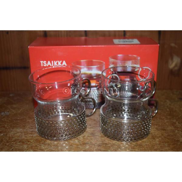 イッタラ（iittala）よりメタルのホルダーとグラスがセットになったツァイッカ（TSAIKKA）シリーズのクリア x シルバー専用BOX付きペアです。デザイナーはイッタラのシンボルロゴ（i）マークをデザインしたティモ・サルパネヴァ（Tim...