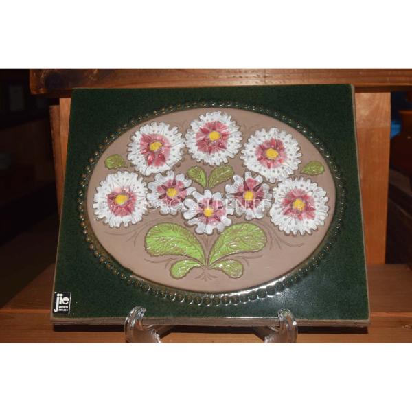 スウェーデンの陶器メーカーであるジィ・ガントフタ（Jie Gantofta）の陶板です。ジィ社にて数多くの花の陶板をデザインしたことで知られるアイモ・ニエトスヴオリ（Aimo Nietosvuori）によるデザインで、白い花束が空間を可愛く...