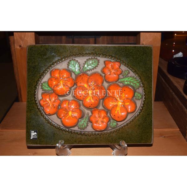 スウェーデンの陶器メーカーであるジィ・ガントフタ（Jie Gantofta）の陶板です。ジィ社にて数多くの花の陶板をデザインしたことで知られるアイモ・ニエトスヴオリ（Aimo Nietosvuori）によるデザインで、イキイキとしたオレンジ...