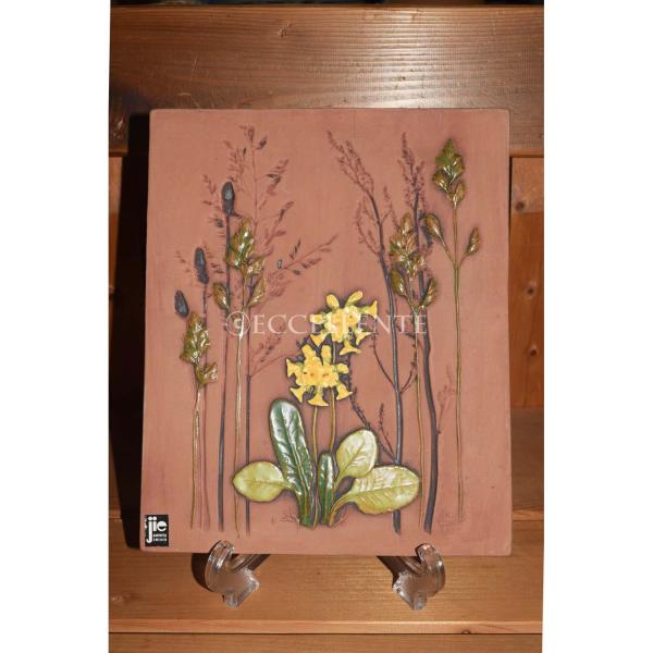 スウェーデンの陶器メーカーであるジィ・ガントフタ（Jie Gantofta）の陶板です。ジィ社にて数多くの花の陶板をデザインしたことで知られるアイモ・ニエトスヴオリ（Aimo Nietosvuori）によるデザインで、美しく繊細に描かれた黄...