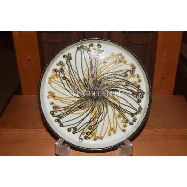 ロイヤルコペンハーゲンのバッカシリーズの丸皿です。食卓でのご利用はもちろん、インテリアとしても楽しくご利用頂けます。●バッカシリーズとは1965年頃から製作が始まったニルス・トーソン（Nils Thorsson）を中心とする4人の男性デザイ...