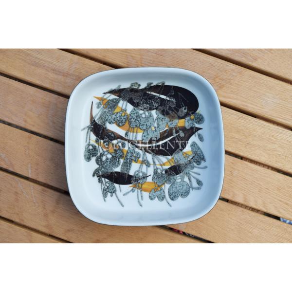 ロイヤルコペンハーゲンのバッカシリーズの丸皿です。食卓でのご利用はもちろん、インテリアとしても楽しくご利用頂けます。●バッカシリーズとは1965年頃から製作が始まったニルス・トーソン（Nils Thorsson）を中心とする4人の男性デザイ...