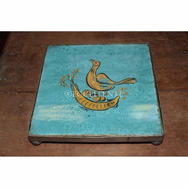 スウェーデンのウプサラ・エクビー（UPSALA EKEBY）社による装飾が施されたメタルフレーム付きのポットホルダーです。ポットホルダーとは鍋敷きのことですが、元々そのような用途で製造されたかは不明となるものの、エメラルドグリーンの色味が美...