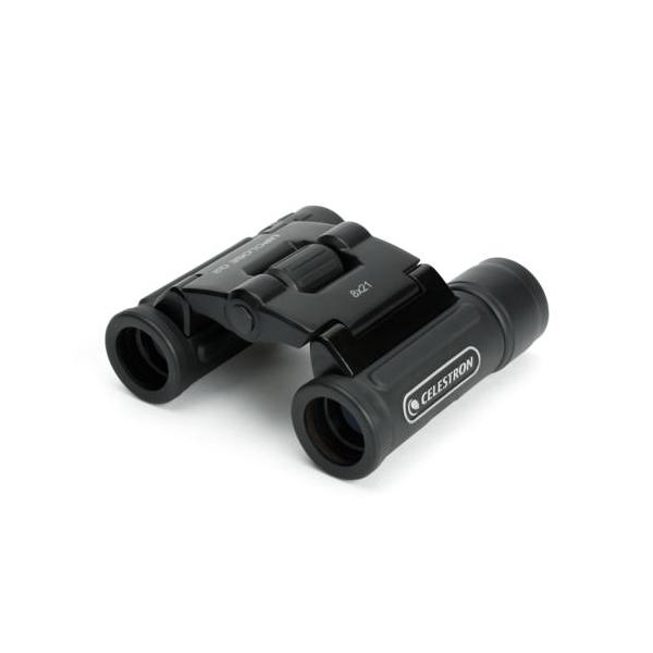 【発売日：2025年12月01日】■スポーツ観戦からコンサートなどあらゆるシーンで活躍する双眼鏡■頑丈で耐水性のあるゴムカバーのアルミボディを採用■野外での過酷な使用にも耐えるように設計■野外での厳しい使用に耐え、予期せぬ状況にも繰り返し耐...