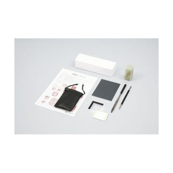 ■とてもやわらかい石です。■てん刻に必要な材料がすべてセットされています。■丈夫な箱に入っているため、保管に便利です。■やすり付なので、持ち手部分の造形が容易です。 ※天然石のため色・柄・サイズに多少のバラつきがあります。