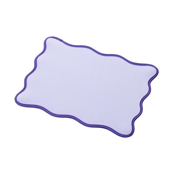 【発売日：2025年03月15日】■波のようなウェーブラインが個性的なマウスパッドです。■2色のコントラストが美しいバイカラーデザインで、デスクを華やかに彩ります。■デスクのレイアウトに合わせて縦横どちらでも自由に配置可能。作業スペースを効...