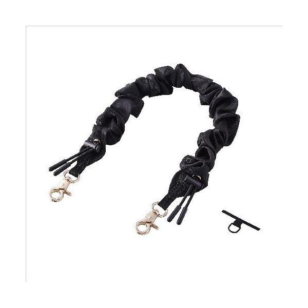 【発売日：2025年08月14日】■くしゅくしゅとした立体感とミニマルなデザインが目を引く、アクセサリー感覚で楽しめるハンドストラップです。■繊細な光沢と透け感のある軽やかな生地が、大人っぽい雰囲気を引き立てます。■落ち着いたカラーと上品な...