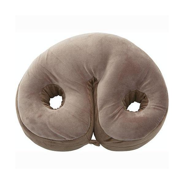 ■ボタンを留めれば、2つのホールで骨盤を包み込みしっかりホールド。■長時間使っても疲れにくく、おしりが痛くなりにくい。■ボタンを外して横向き姿勢にフィットする枕に！■オフィス、おうちのリラックスタイムなど様々なシーンで。