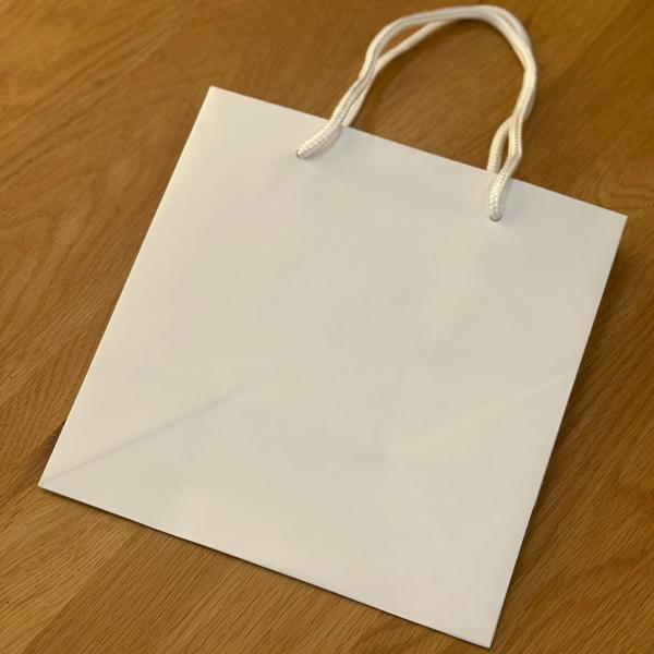 【ご注意】こちらの紙袋は当店の「化粧箱入りギフト商品」をご購入された方へ向けた「同梱専用」の商品となっております。手提げ袋単品での購入は基本的にはお受けできません。※ギフト商品自体は先に購入しており、袋のみを後からご注文された場合はお届け可...