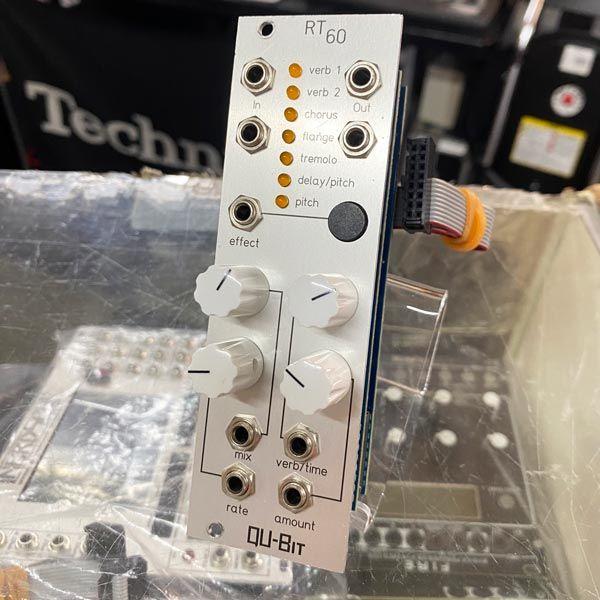 付属品なし発送目安1〜3営業日以内保証期間1ヶ月商品説明コンパクトなボディに選択可能な7種類のステレオDSPエフェクトを搭載したプロセッサーモジュールです。4つのノブ、それらと線で繋がったジャックが各エフェクトでのパラメータのマニュアルコン...