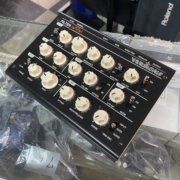 付属品ACアダプタ発送目安1〜3営業日以内保証期間1ヶ月商品説明Filter Lancet(フィルター・ランセット)はアナログならではの柔らかくファットな質感を持つ、デスクトップタイプのアナログ・マルチモード・フィルターです。 フィルタータ...