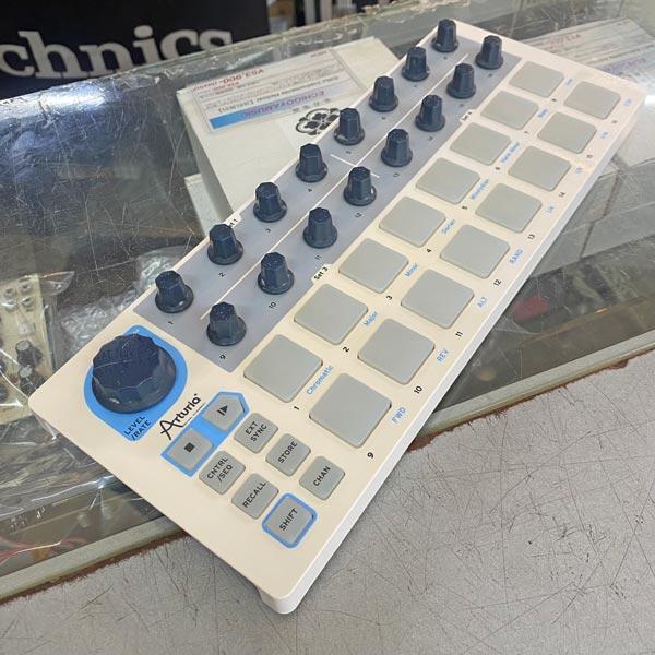 付属品元箱発送目安1〜3営業日以内保証期間1ヶ月商品説明BeatStepは汎用性に富んだポータブル・パッド・コントローラー。コンピューター・ipadはUSB、ハードウェア音源モジュールとMIDI、アナログシンセサイザーとはCV/Gate に...