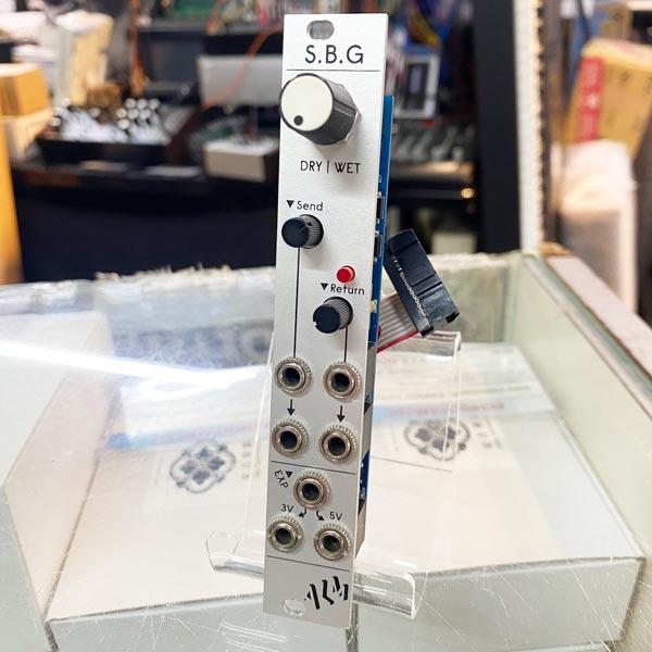 付属品なし発送目安1〜3営業日以内保証期間なし商品説明外部のペダルエフェクト等とモジュラーをつなげるためのコンパクトなユーティリティモジュールです。Width: 4HPDepth: 22mmCurrent: 30mA@+12V※中古品は1点...