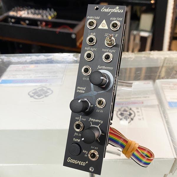 付属品なし発送目安1〜3営業日以内保証期間1ヶ月商品説明ウェーブシェイパーとオートチューナーを備えたスルーゼロ・マルチ出力VCO。Endorphin.esの革新的なStrong Zero VCOコアを搭載し、FM変調を行え、偶数/奇数出力と...